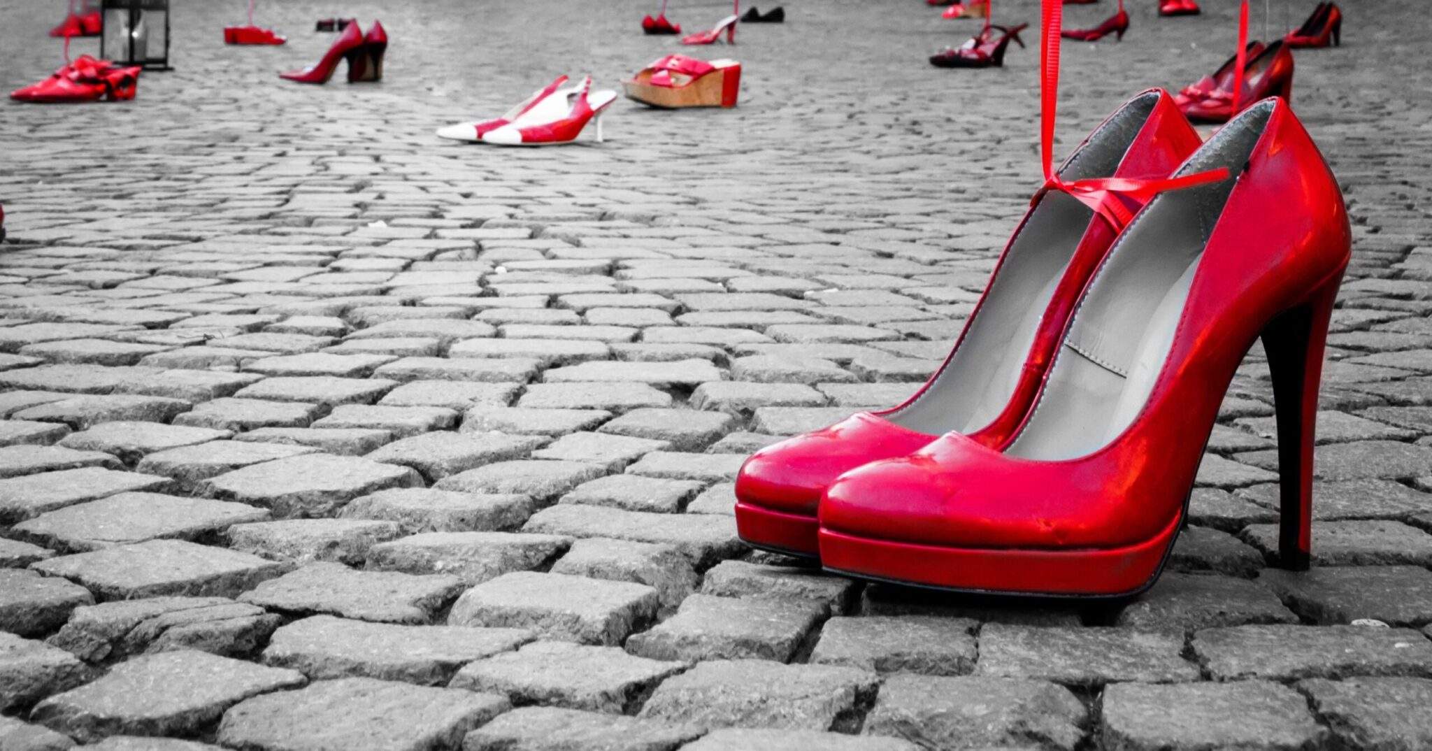Scarpe Rosse: Simbolismo, Significato e Messaggi Universali